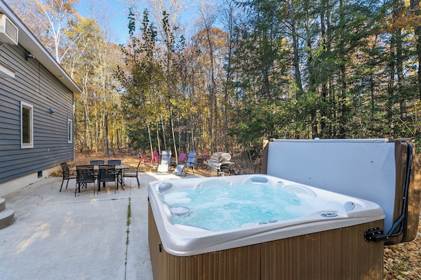 Home Near Egg Harbor With Hot Tub + Dog-friendly, Wooded Lot, Fire Pit - Egg Harbor, WI