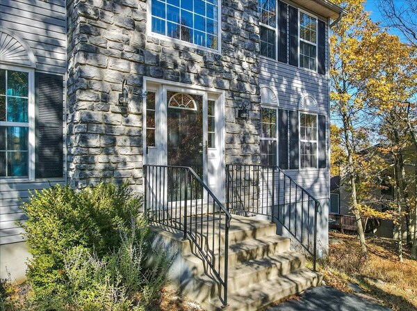 Lakefront Luxury Retreat W/ Hot Tub, Sauna, Jacuzzi, Kayaks & Fishing - Tannersville, PA