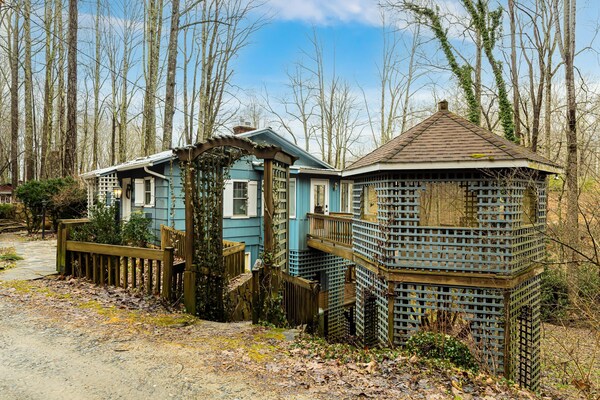 Fairy Tale Charm: Mtn Cabin + Mtn Stream + Deck - Sylva, NC