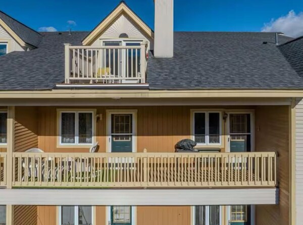 Heart Of Lincoln Large 2 Story Condo: Pool, Hot Tub, Game Room, Sleeps 10 - Franconia, NH
