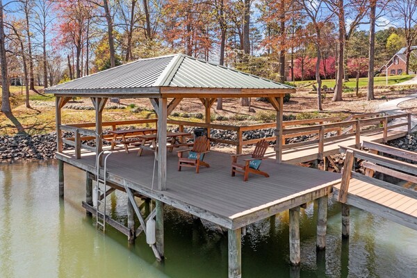 Spacious 5-bedroom 3.5 Bath Log Cabin With Amazing Lake Views And Hot Tub! - Davidson, NC