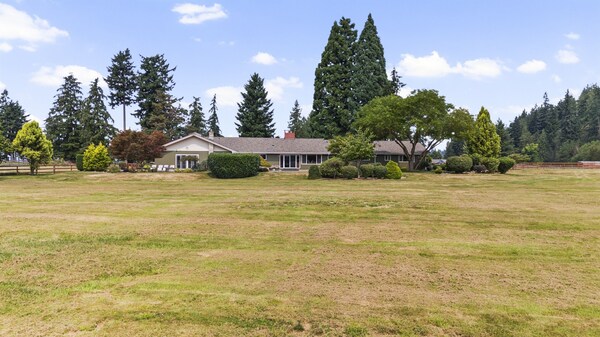 Rainier Ranch & Poolside Escape - Enumclaw, WA