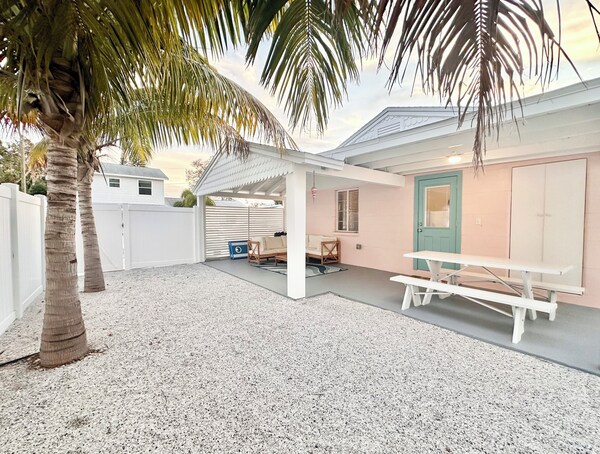 The Briny Bubblecharming 2-bedroom Cottage In Dunedin, Steps To Main Street - Clearwater, FL