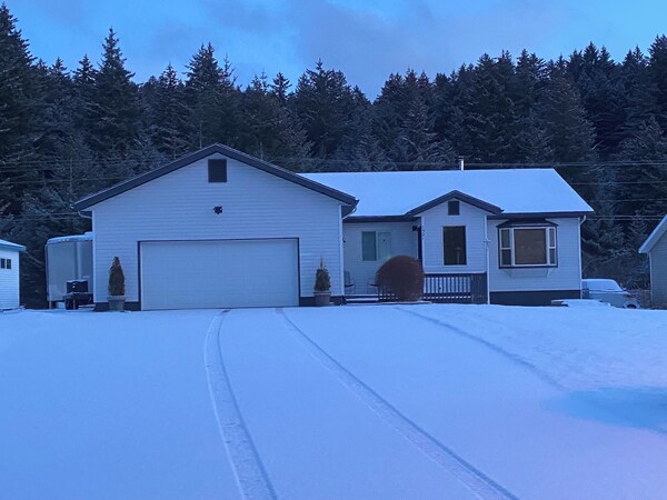 Emerald Isle Getaway - Tremendous 3-bedroom House With Wifi In Kodiak - Kodiak, AK