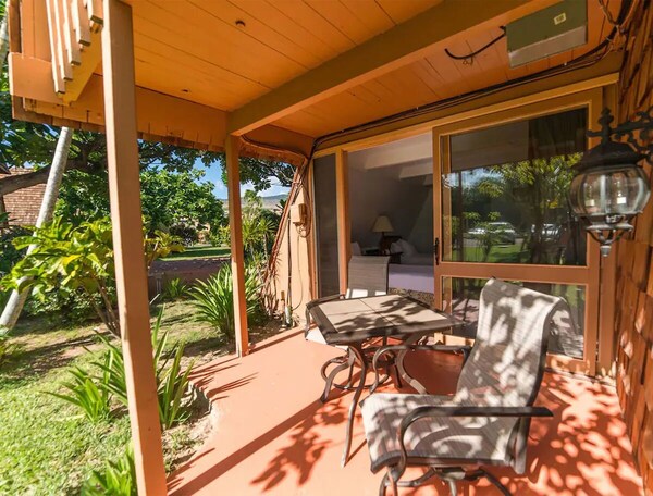 Your Ultimate Oceanfront Retreat | Relaxing Room With Lush Garden View - Hawái