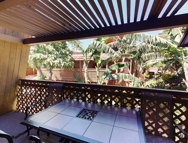 View Room W/ Seating Area, Pool W/ Stunning Ocean Backdrop - Hawaï