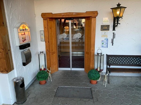 Ferienwohnung "Waldbaden" Im Landhotel Seeg - Appartement, Wohn-/schlafraum - Seeg