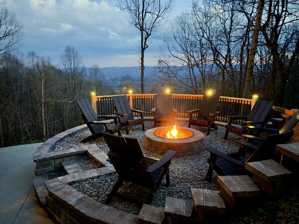 New, Luxury, Secluded, Breathtaking Mountain Views, Hottub, Firepit - Hendersonville, NC