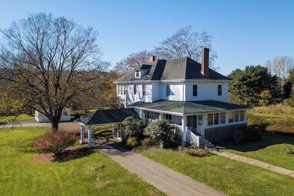 Executive 1-bedroom King Bed Suite In Lunenburg (Suite 5) - Lunenburg