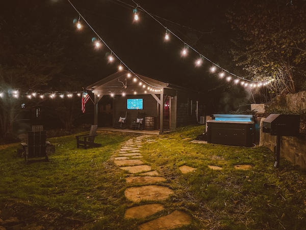Dudley Creek Cottage; Cozy Little Cottage. Hot Tub + Fire Pit + Arcade! - Gatlinburg, TN