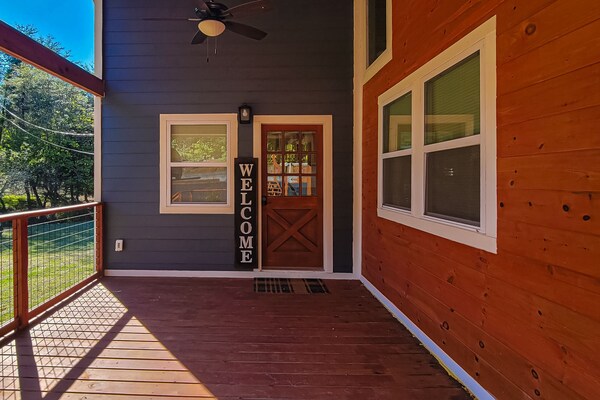 Elegant Home W/ Hot Tub, Fire Pit, Expansive Deck, & Free Attraction Tickets - Jefferson City, TN