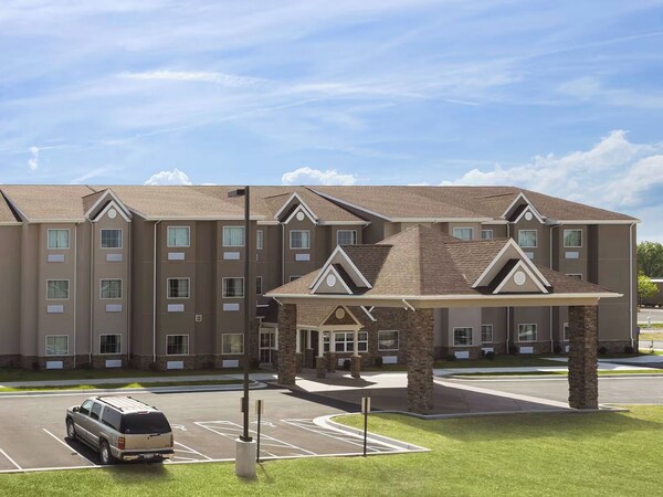 Fairmont Find: Budget-friendly Room With Free Breakfast And Free Parking - Grafton, WV