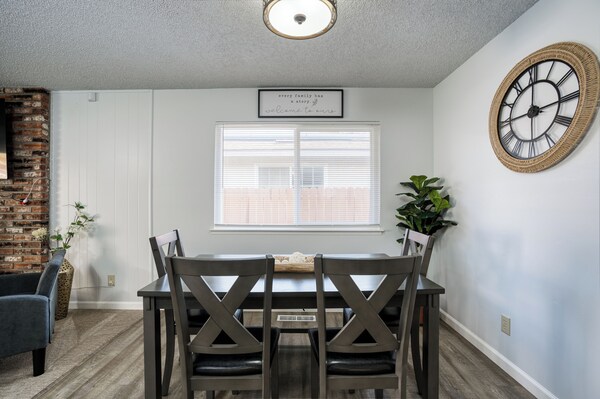 Charming 3-bedroom + Den House With Ac And Wifi In Awesome North Fresno. - Fresno, CA