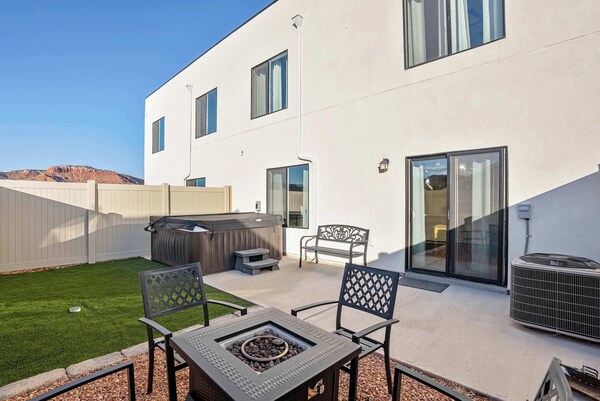 Private Hot Tub, Fenced Backyard & Pet Friendly! - Kanab, UT