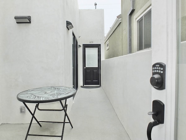 *New* Beach & Bay Retreat | Full Of Amenities! - Long Beach, CA