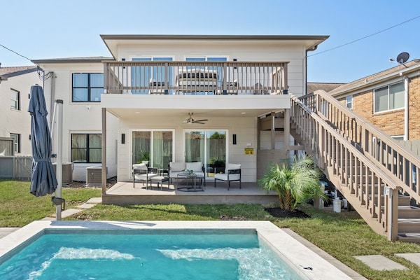 Cocktail Pool & Spa / Gated 4 Parking/ Sleeps 20 / 2 Linked Suites - South Houston, TX