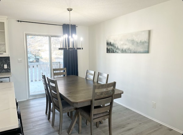 5 Bedroom, Family Friendly! Open Concept, Modern Home In Three Hills - Three Hills