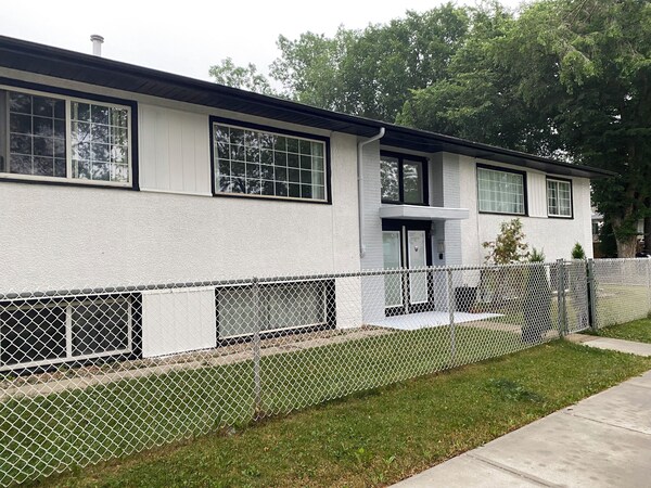 Modern Cozy Retreat Close To Downtown - 알버타