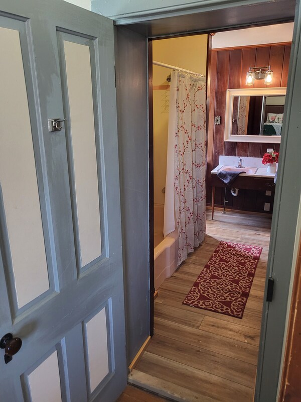 Homey Caretakers Room In Historic Manor House! - Frederick