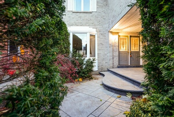 Sleek; 4 Bedroom, Two Story With Basement And Ping Pong Table In Thornhill - Toronto