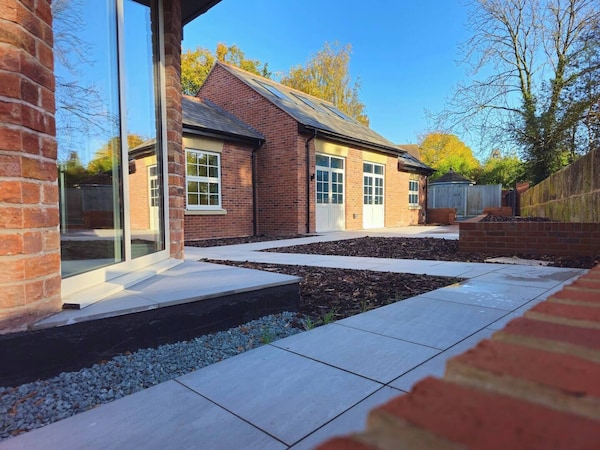 Saracens · Luxurious Retreat - Pool, Sauna, Bar, 7 Ensuites| Pass The Keys - Shrewsbury
