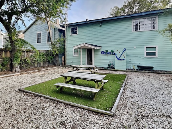Pleasure Pier Retreat #1 | Cozy Coastal Getaway - Rock & Roll, Galveston
