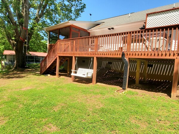 Beautiful Lakefront Getaway In The Smoky's - Private Dock - Hot Tub - Arcade - Jefferson City, TN