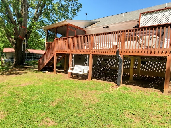 Beautiful Lakefront Getaway In The Smoky's - Private Dock - Hot Tub - Arcade - White Pine, TN