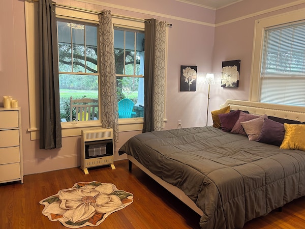 Old Farmhouse Near Natchitoches. Downstairs King Bed Shared Bathroom - Natchitoches, LA