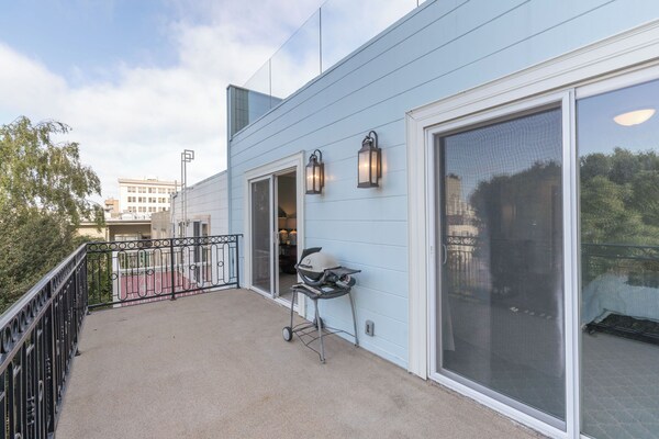 Luxurious Pacific Heights Retreat With Rooftop Deck - San Francisco, CA