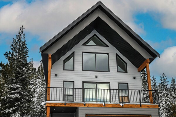 Skiing & Hot Tubbing At Mt Washington Chalet - Vancouver Island