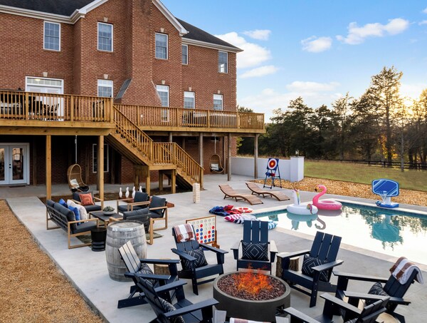 Heated Saltwater Pool~huge Arcade~theater~100" Tv~hot Tub~king Beds - Culpeper, VA