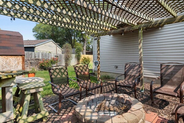 Poolside Palisade - A Fun Family Retreat For 6 - Wildlife Prairie Park