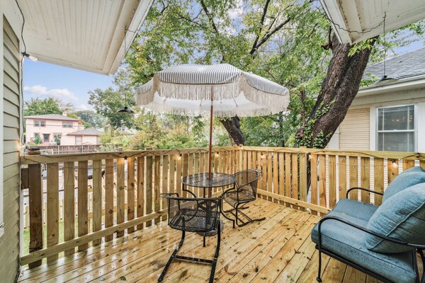 Hottub, Pool Table, Basketball, Firepit, Sleeps 8 - Tulsa, OK