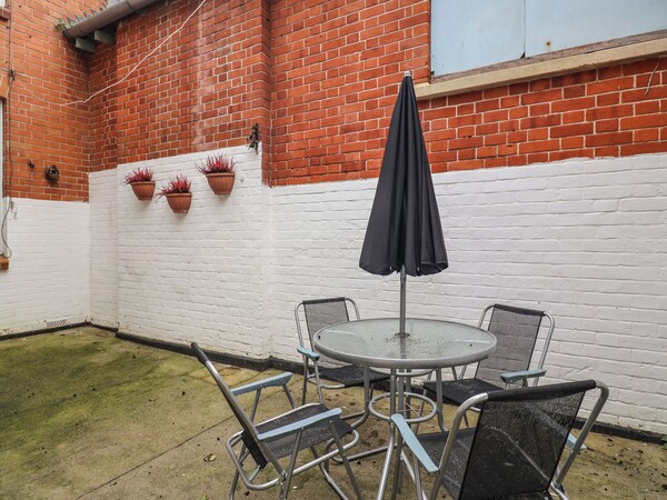 18 Chamberlaine Road, Family Friendly, With A Garden In Weymouth - Weymouth