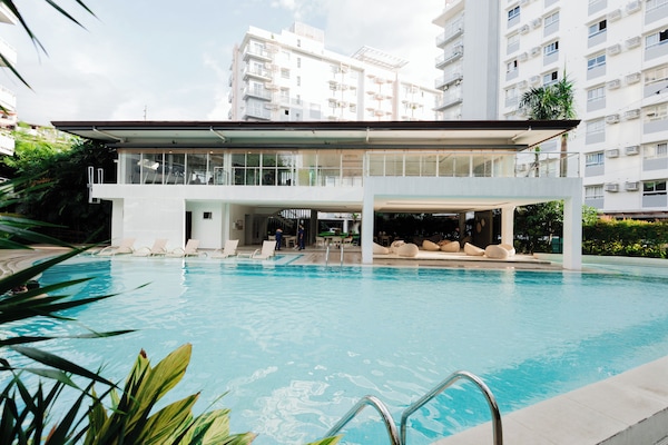Studio Condo | Sleeps 3 | Near Jy Square And It Park With Pool And Gym - Cebu City