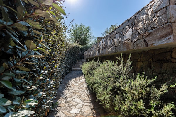Villa Leone With Private Pool And Views, Just Minutes From Beach And Restaurants - Domus de Maria