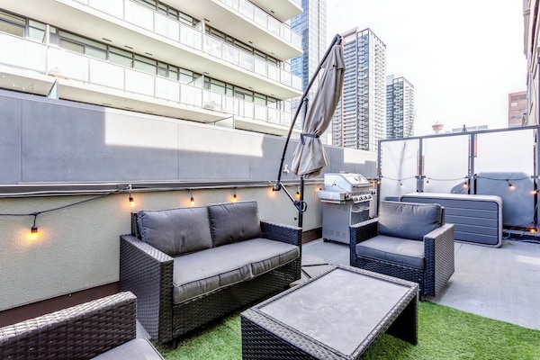Skyline Loft | 2br, 2ba With 2 Balconies + Bbq | Sleeps 8 | Tower Views & Fire - Calgary