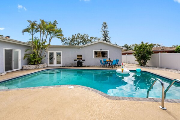 Heated Pool Oasis | Minutes To The Beach + Fun Games! - Largo, FL