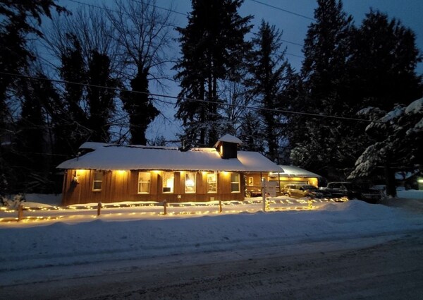 Ski Cabin W/ Hot Tub, Fireplaces  5 Mins To Slopes, Pet-friendly, Sleeps 12 - Cascade Mountain, WA