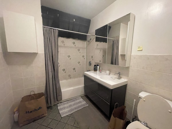 Charming Private Bedroom Next To Subway/metro Centrally Located In Brooklyn - Queens Zoo, Queens