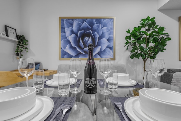 Luxury : Cozy| Modern| Clean| Spacious| Easy Access To Major Routes In Calgary - Calgary