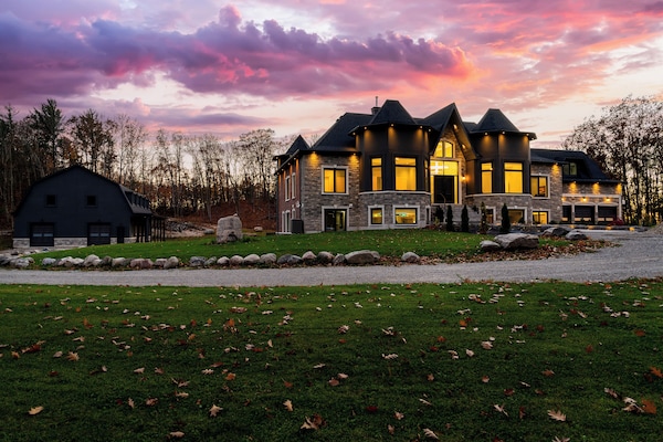 *New* Breathtaking Estate In Tiny | Hot Tub | Pool | Sleeps 22+ | Beach Nearby - Ontario