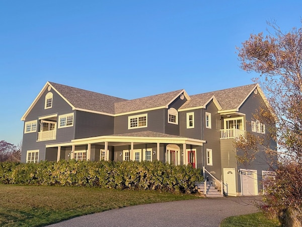 Oceanfront 5-bedroom House On 15 Acres With 700 Feet Of Private Sandy Beachfront - Eastport, ME