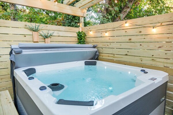 Hot Tub Fire Pit Oasis | 3mi To Downtown - Raleigh, NC