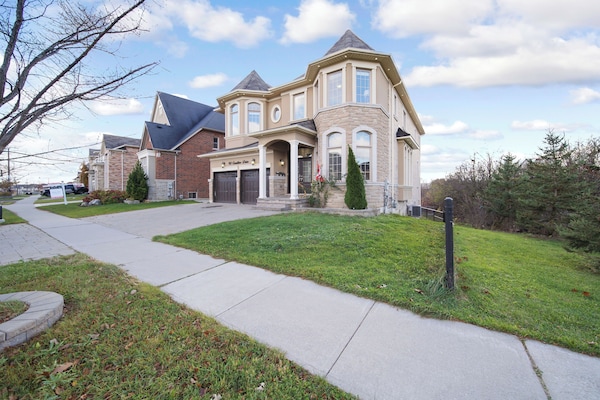 Luxury Detached House On Mississauga Rd! 6+1 Bedroom+5bath & Ravine - Brampton