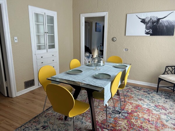 Airy, Bright Charming 2-bedroom Bungalow In Denver's Rino With Wifi - Denver, CO