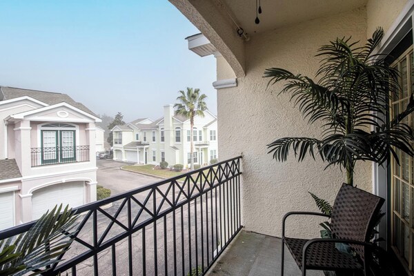 5 Min Walk To The Beach!!!  In This 945 Sq Feet 1bed, 1bed Condo!!!\n\n - Biloxi, MS