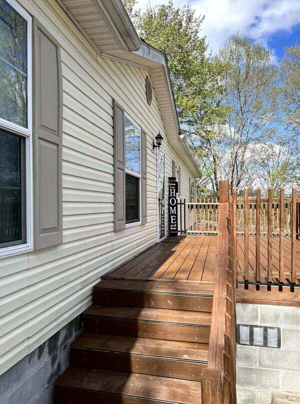 Beautiful Family And Pet Friendly Home Right Off The I77/64 Spilt! - Beckley, WV
