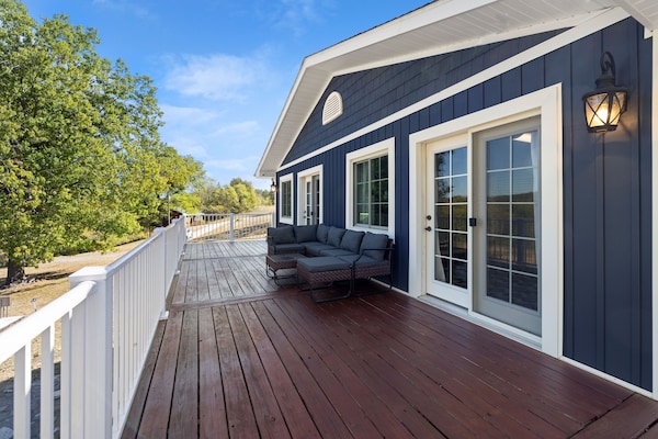 Ultimate Family Riverfront Retreat: 5-bedroom Retreat -Sleeps 15 - ユーレカスプリングス, AR